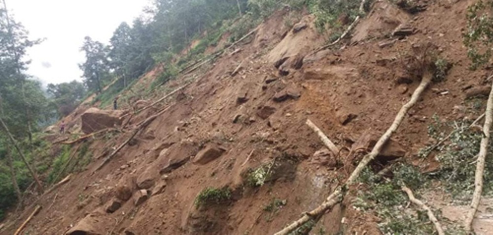 पर्वतको लाङ्दीमा पहिरोले घर पुरिँदा दम्पत्ति बेपत्ता | Bachan News